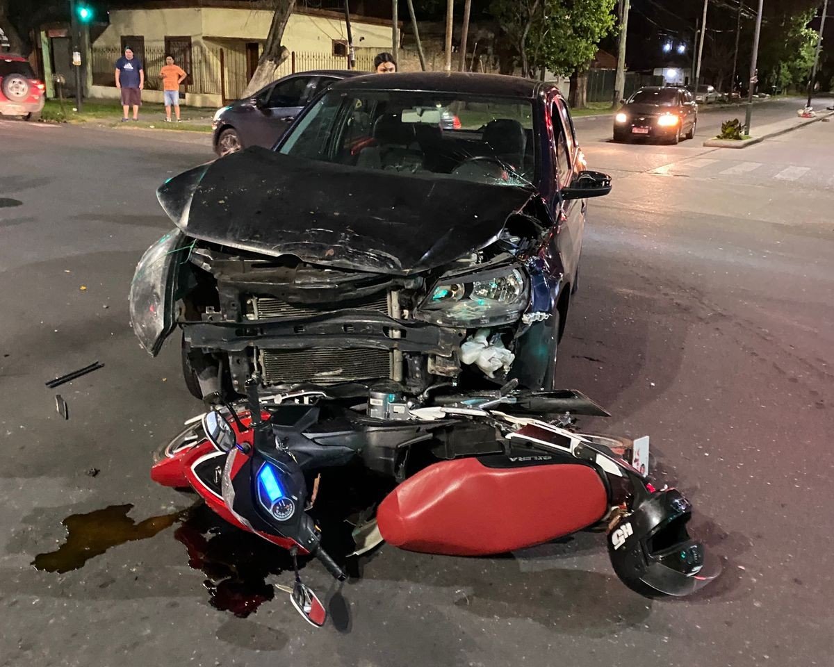 LOS CHOCÓ, ABANDONÓ EL AUTO Y HUYÓ CORRIENDO - Lomas Conectado