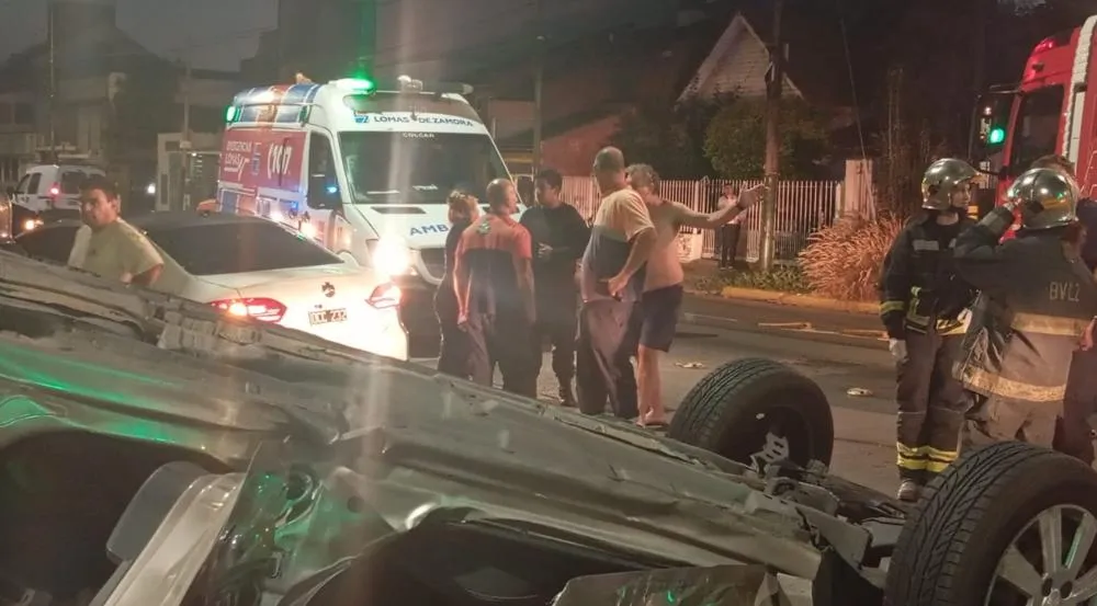 Auto volcado en Lomas: una nena herida en un choque